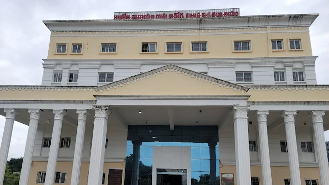 Kaloji Health University | వర్సిటీలో ప్రొఫెసర్‌పై లైంగిక ఆరోపణలు